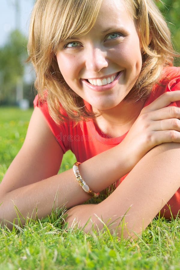 Señora hermosa foto de archivo. Imagen de libertad, verde - 5977218