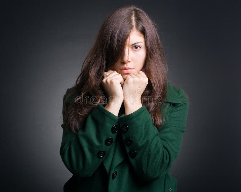 Señora Hermosa En Una Capa Elegante Foto de archivo - Imagen de collar ...