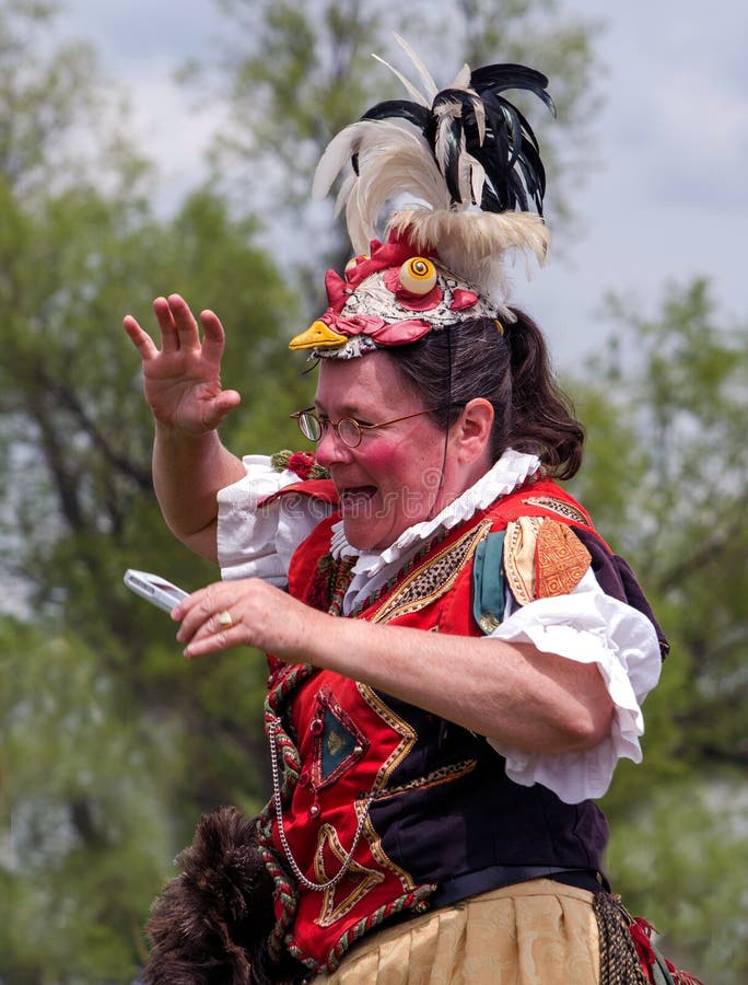 Señora rara del pollo fotografía editorial. Imagen de actriz - 32258432