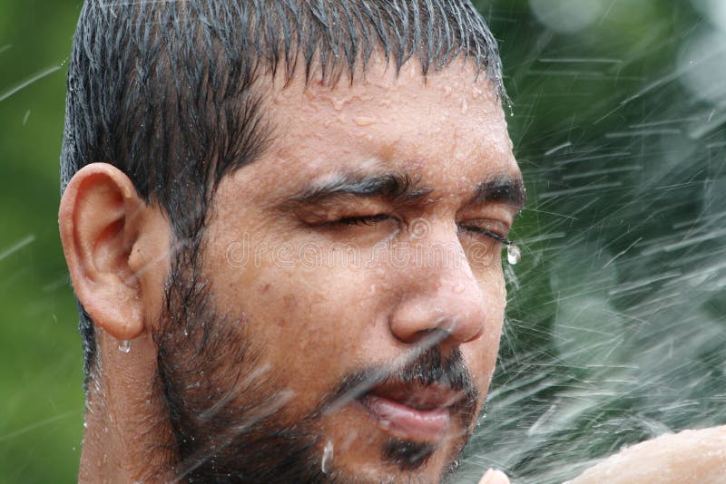 Se baigner d'homme image stock. Image du attrayant, propre - 15222113