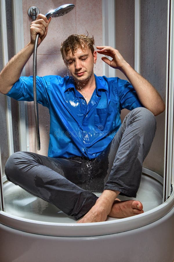 Se baigner d'homme image stock. Image du bain, bathroom - 37411933