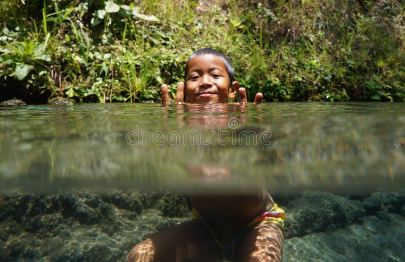 Se baigner en rivière photographie éditorial. Image du fleuve - 45749912