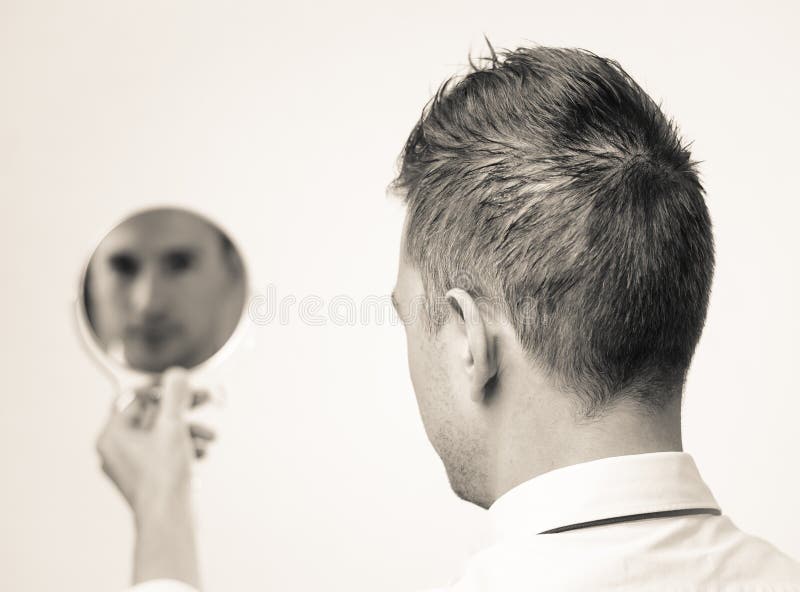 Att Titta I Spegeln Och Reflektera Arkivfoto - Bild av kaukasisk ...