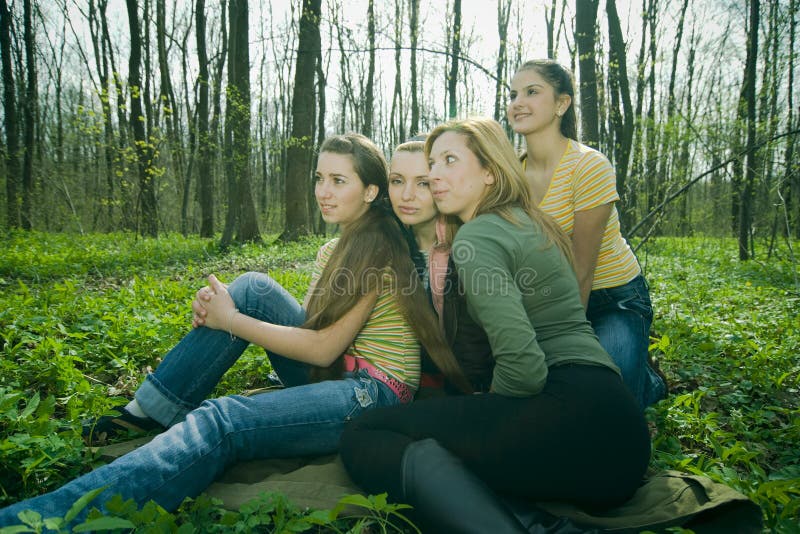 Se reposer de femmes image stock. Image du extérieur, jeune - 2502281