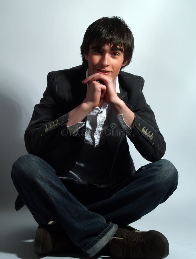 Se reposer et sourire photo stock. Image du tony, cheveu - 5227548