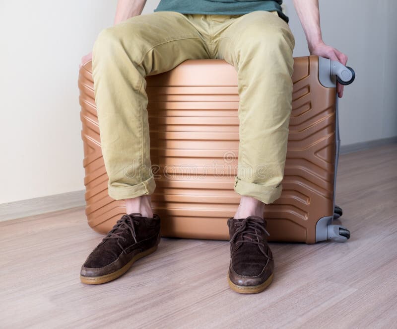 Se reposer sur des bagages photo stock. Image of personne - 69476028