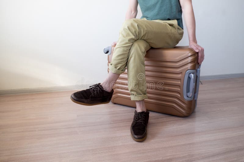 Se reposer sur des bagages image stock. Image du aventure - 69476039