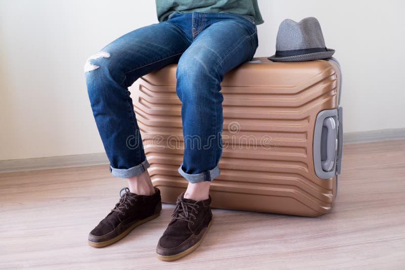 Se reposer sur des bagages photo stock. Image du grand - 69476060