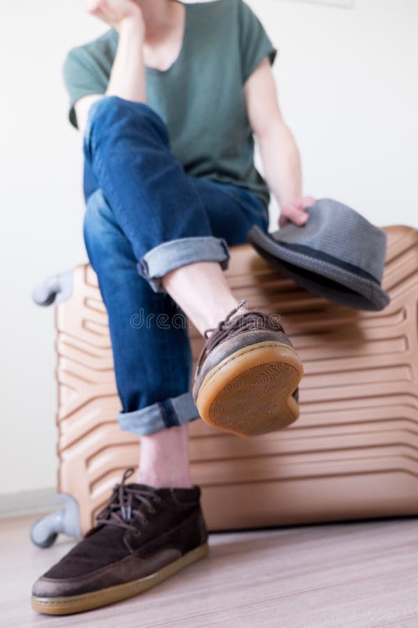 Se reposer sur des bagages photo stock. Image du grand - 69476060