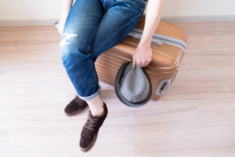 Se reposer sur des bagages photo stock. Image du grand - 69476060