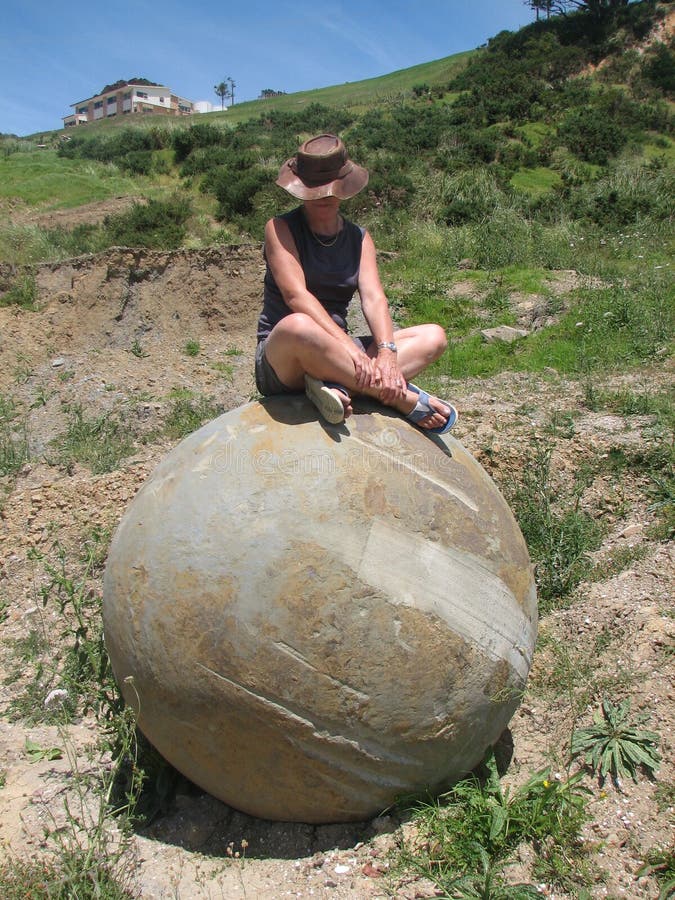 Se reposer sur le monde image stock. Image du centaines - 432879