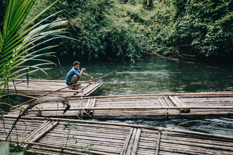 Radeau en bambou image stock éditorial. Image du bateau - 19506199