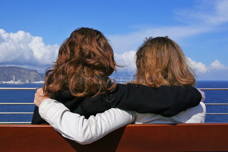 Se retenir de deux filles image stock. Image du couples - 10374491