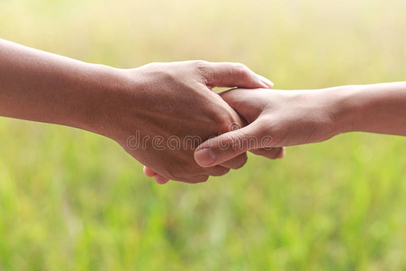 Se retenir de deux mains image stock. Image du fils - 129922155