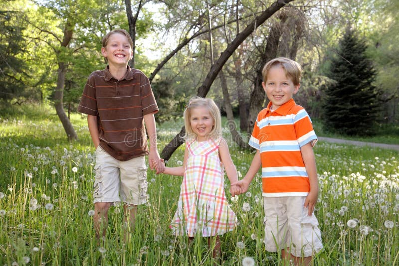 Se retenir de mains image stock. Image du trois, occasionnel - 7645633