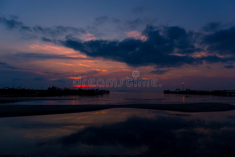 Sea View Sunset There is a Dock on Either Side, Beautiful Sky Re Stock ...
