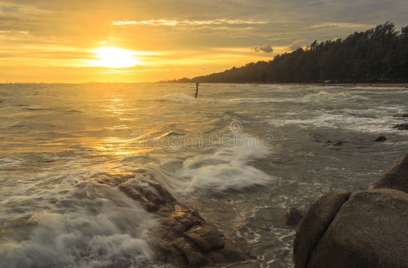 Sea wave and rock sunset stock image. Image of dramatic - 32086287