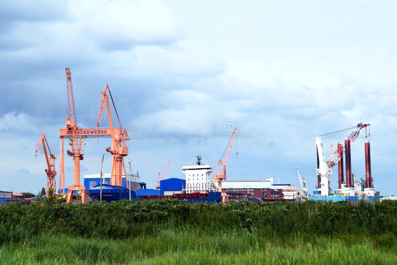 Seaport editorial photo. Image of work, elements, loading - 127486371