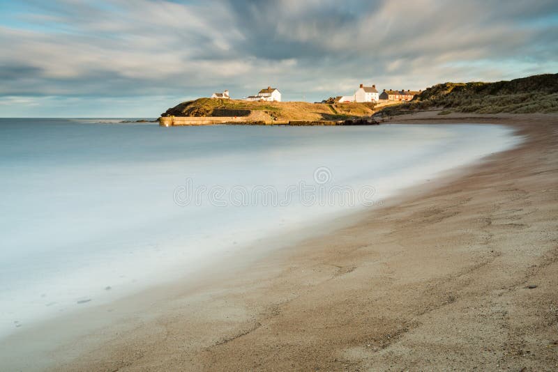 Seaton Sluice Dans L'eau Lisse Image stock - Image du port, écluse ...