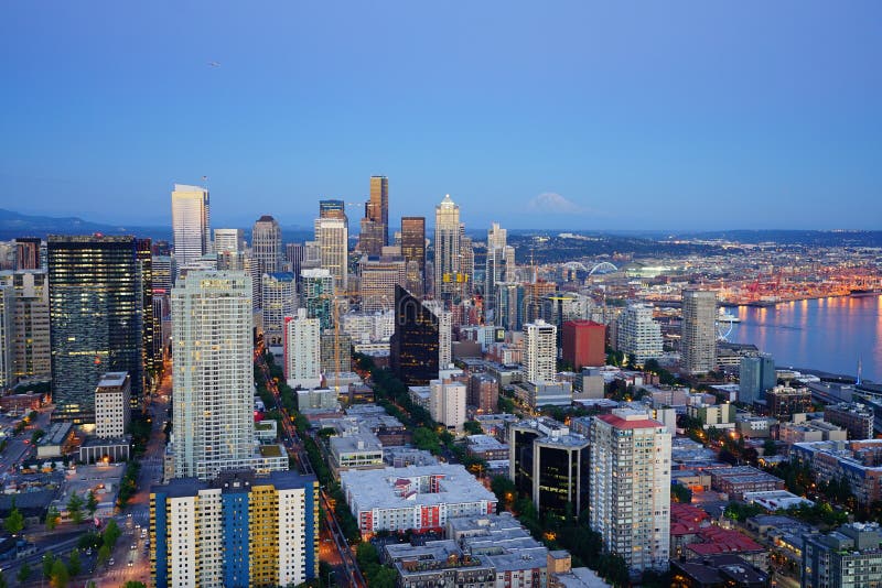 Seattle bay at night editorial stock image. Image of mount - 92768814