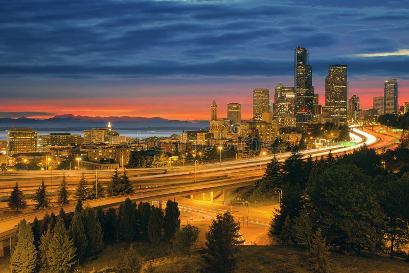Seattle skyline at sunset stock image. Image of mountains - 35171893
