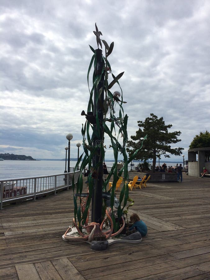 Seattle Pier 59 editorial photography. Image of sculpture - 73085712