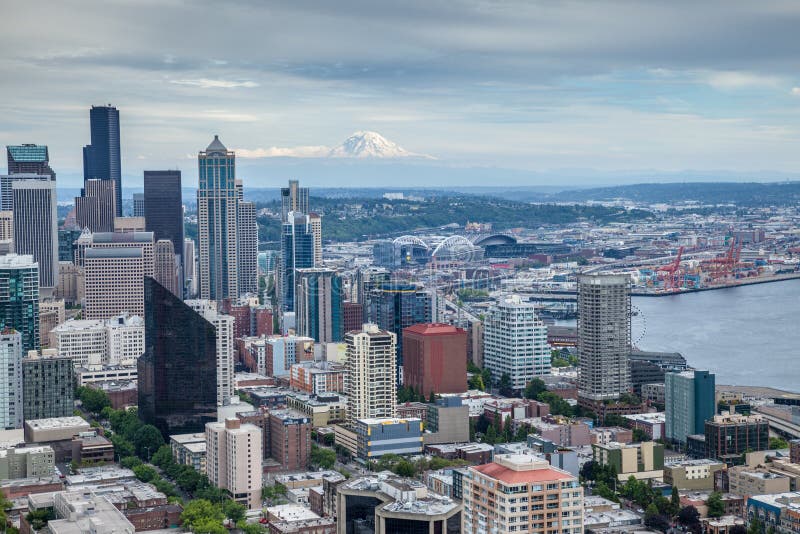 Seattle Skyline with Mount Rainier in the Background Editorial Image ...