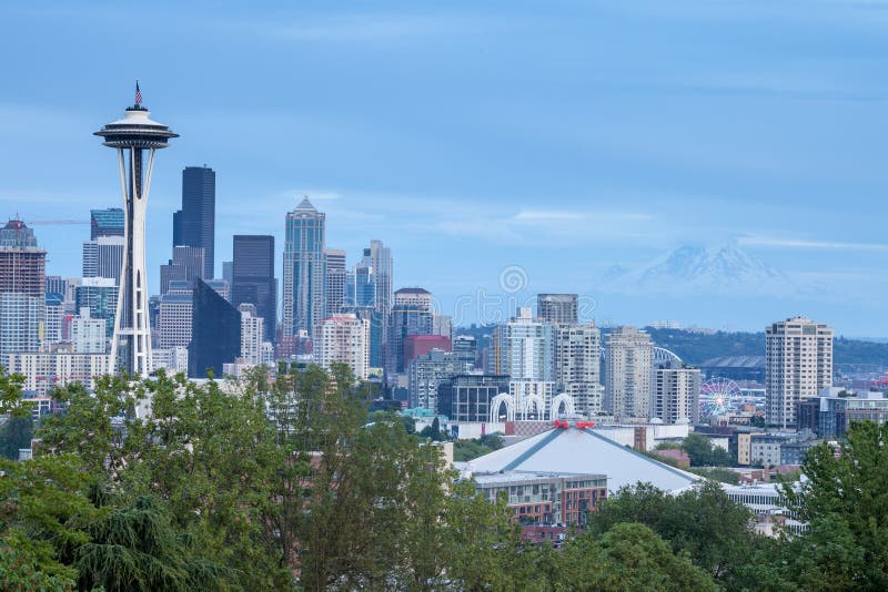 Seattle Skyline with Mount Rainier in the Background Editorial Stock ...