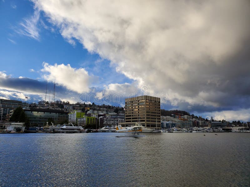 Seattle skyline SLU editorial stock image. Image of clouds - 149403369