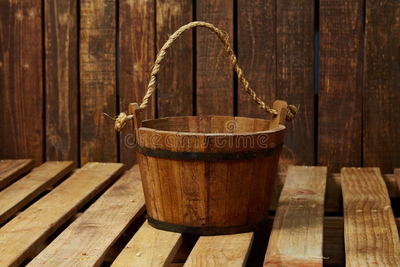 Seau En Bois Photos Stock - Téléchargez 9,540 Photos libres de droits