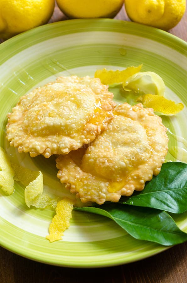 Sebadas, cuisine sarde photo stock. Image du sardaigne - 41756496