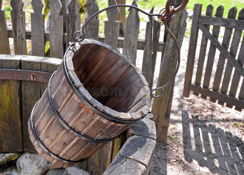 Vecchio Bene Con Un Secchio Vicino Ad Un Muro Di Mattoni Immagine Stock ...