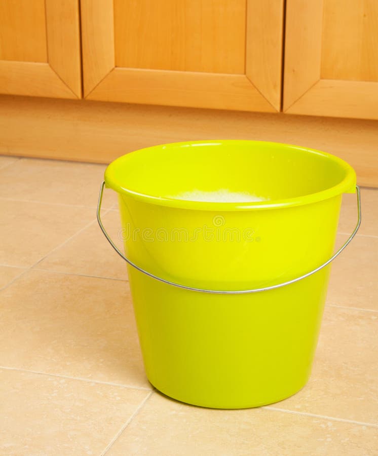 Secchio D'acqua E Straccio Per Pulire Immagine Stock - Immagine di ...