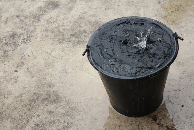 Secchio Pieno Di Acqua Pioggia Immagine Stock - Immagine di caduta ...