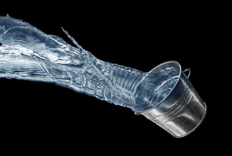 Secchio ed acqua fotografia stock. Immagine di ondulazione - 39834568