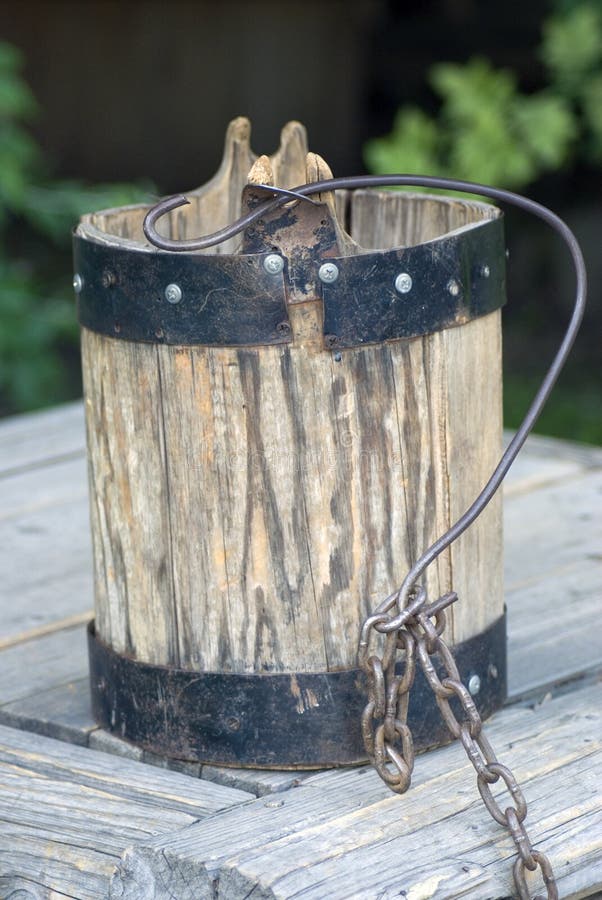 Vecchio Secchio Metallico Sul Pozzo D'acqua Immagine Stock - Immagine ...