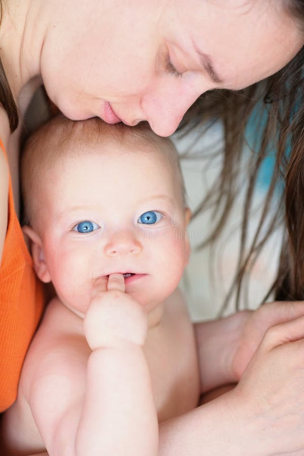 Sechs Monate Alte Baby Mit Mutter Stockfoto - Bild von entzückend ...