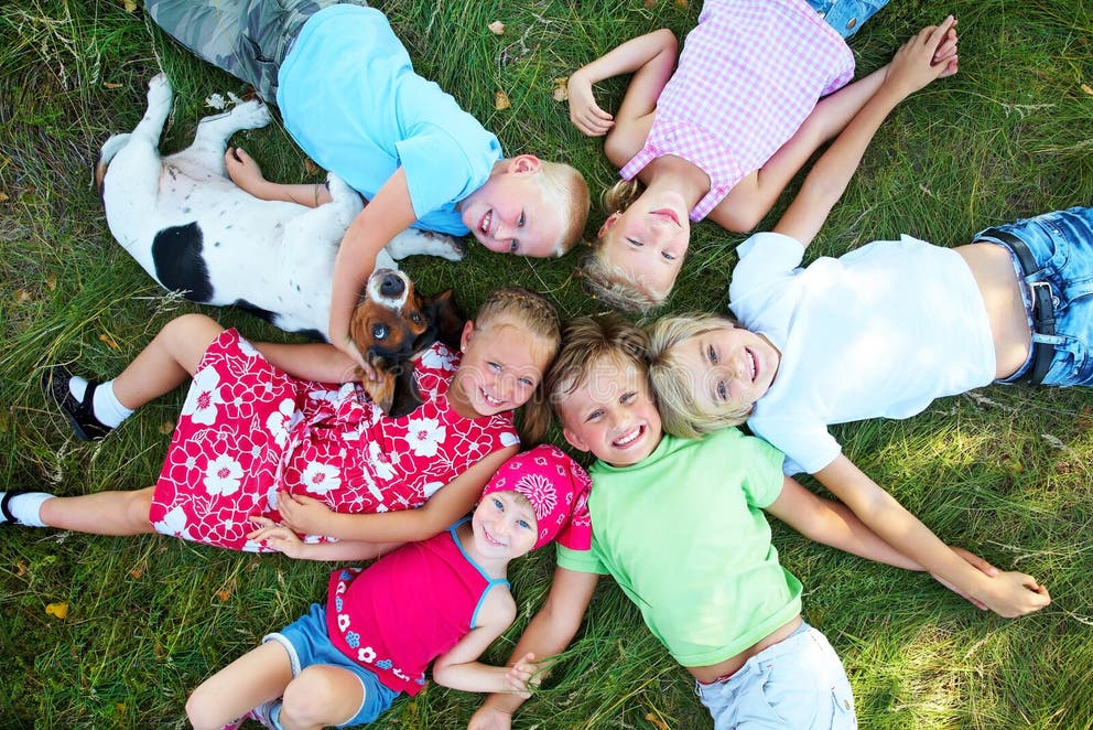 Sechs Nette Kinder Und Hund Stockbild - Bild von kindheit, grundlegend ...