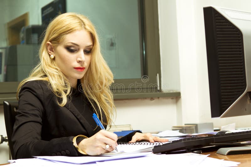 Secretária no escritório foto de stock. Imagem de estudante - 23063840