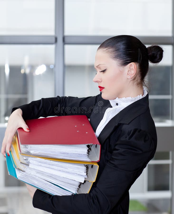 Secretaria en la oficina imagen de archivo. Imagen de papel - 24459681