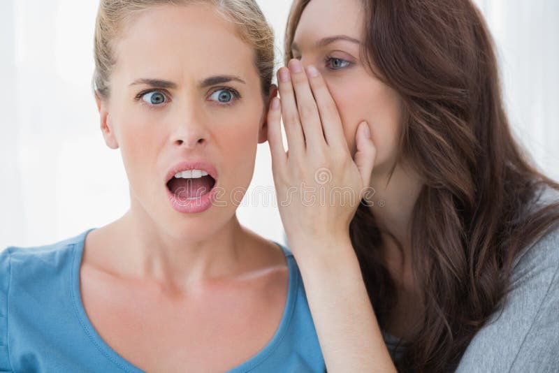 Secreto Susurrante Moreno a Su Amigo Imagen de archivo - Imagen de ...