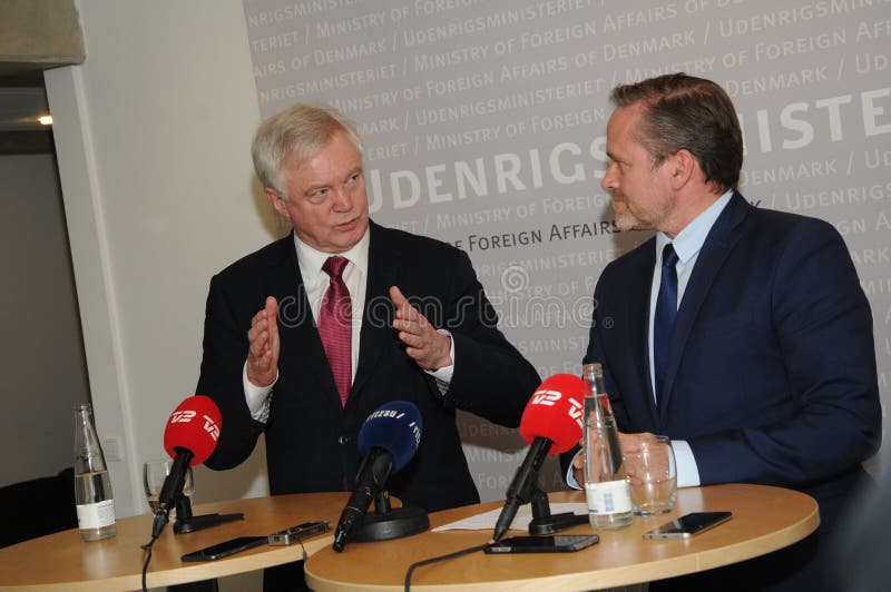 SECTA EXTRANJERA DE DAVID DAVIS CON ANDERS SAMUELSEN Imagen editorial ...