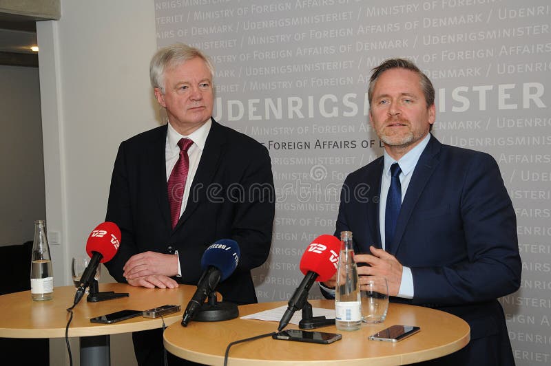 SECTA EXTRANJERA DE DAVID DAVIS CON ANDERS SAMUELSEN Imagen editorial ...