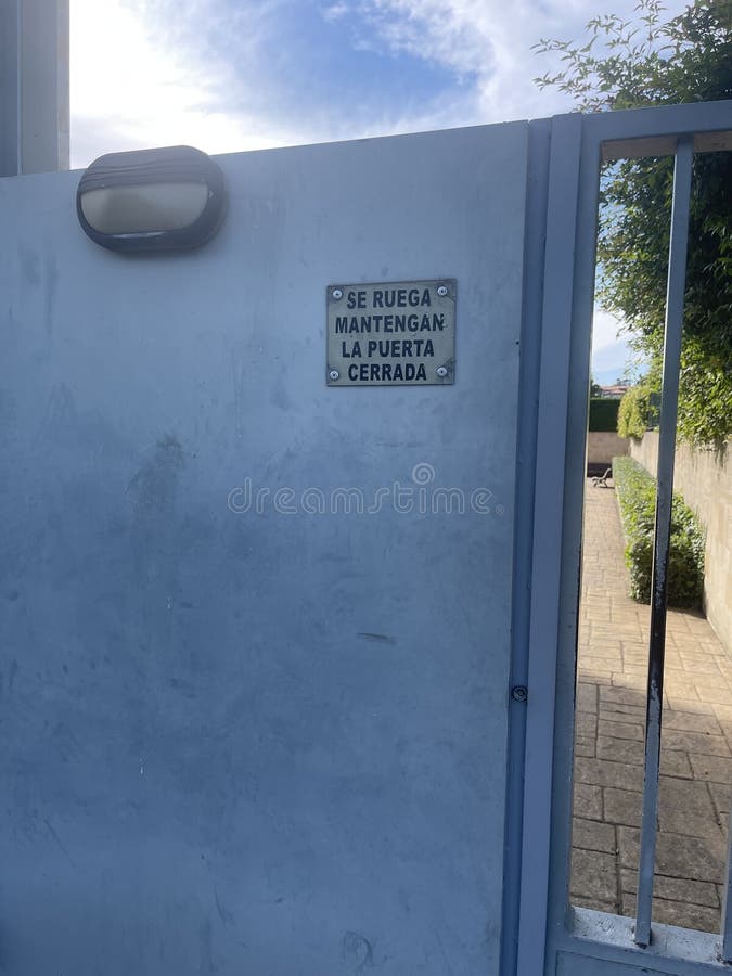 Security Gate with "please Keep the Door Closed" Sign in Spanish for ...