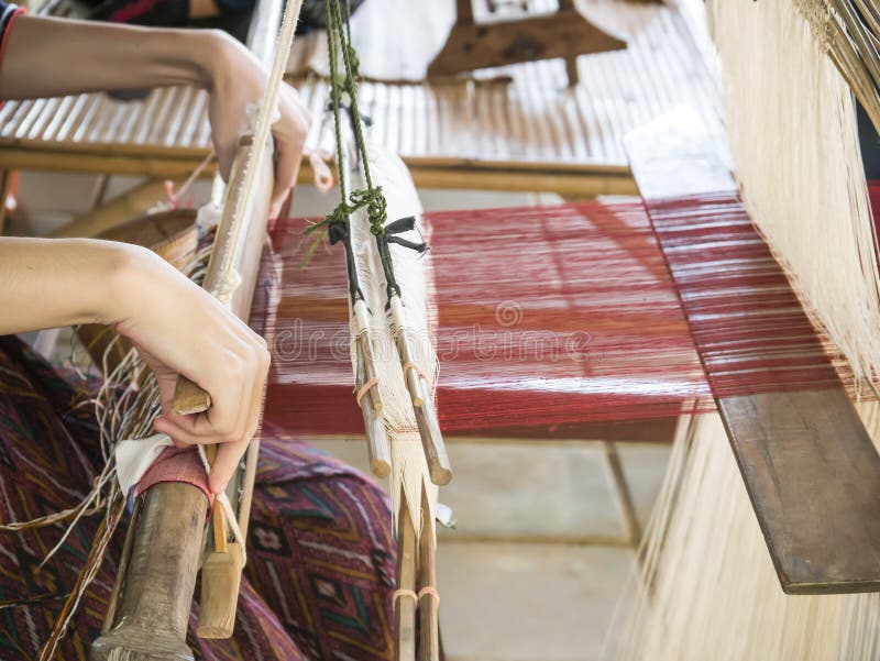 Seda Que Teje De La Manera Tradicional Con El Telar Manual En Vietnam ...