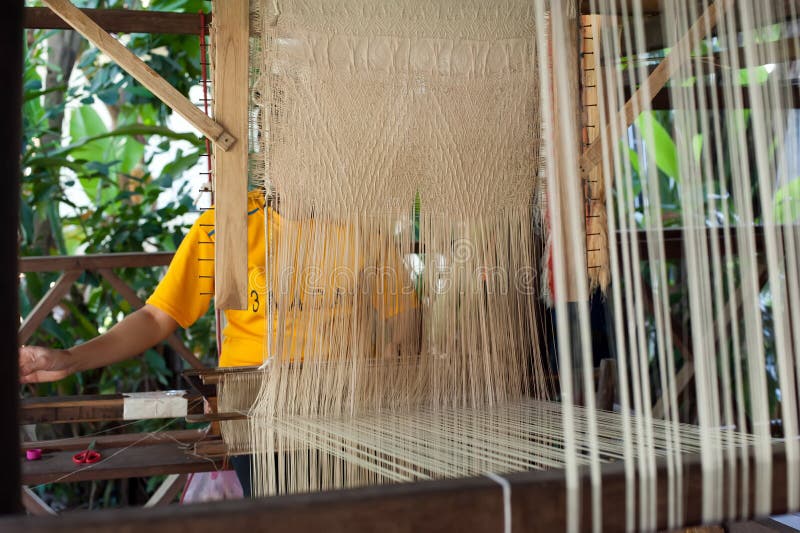 Seda Que Teje De La Manera Tradicional Con El Telar Manual En Vietnam ...