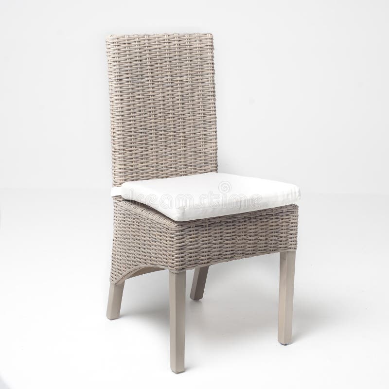 Sedia di vimini bianca fotografia stock. Immagine di vuoto - 30367038