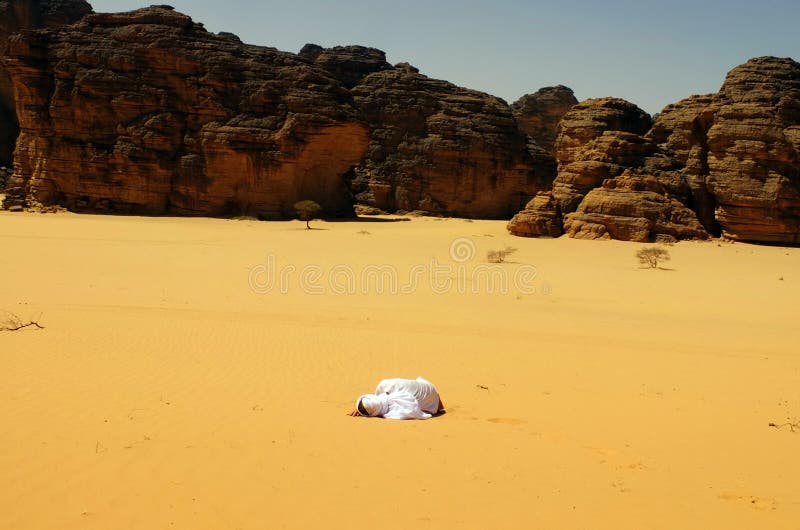 Hombre Sediento En Un Desierto Foto de archivo - Imagen de hombre, cubo ...