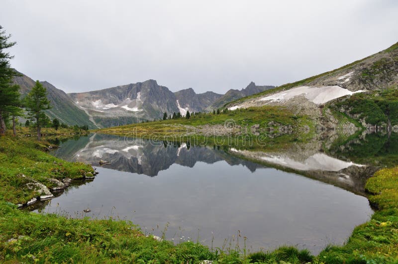 See auf Bergen stockfoto. Bild von wald, eingebürgert - 23842646