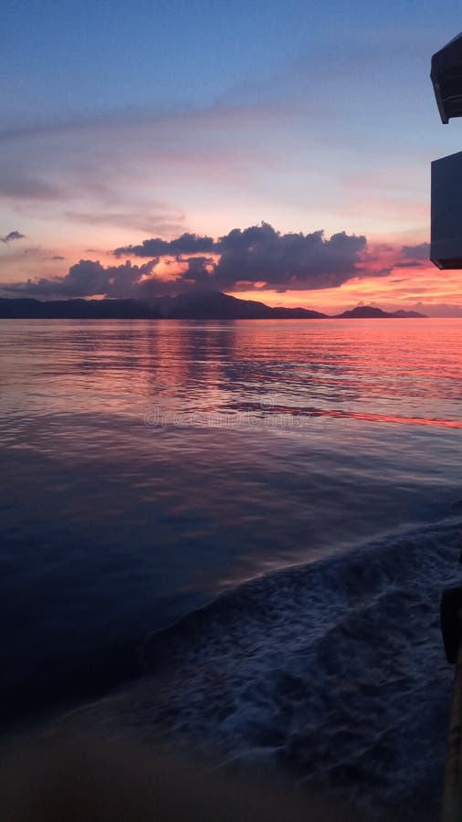 See the Beauty of the Ocean at Sunset and Become a Beautiful Moment ...